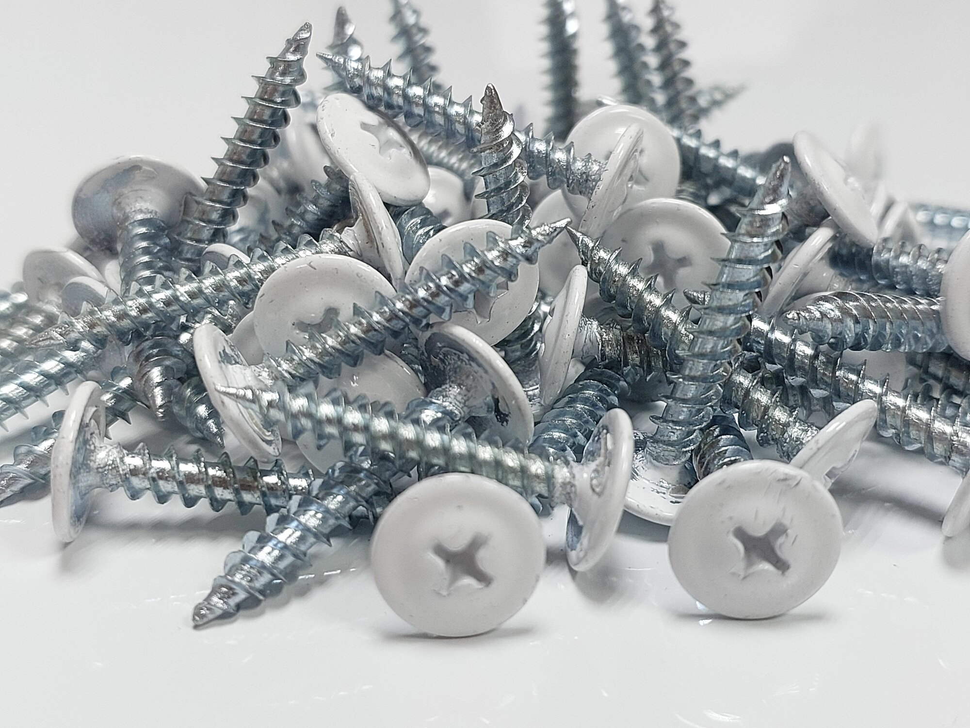 Саморез 4,2х25 RAL9003 (белый) с прессшайбой острый