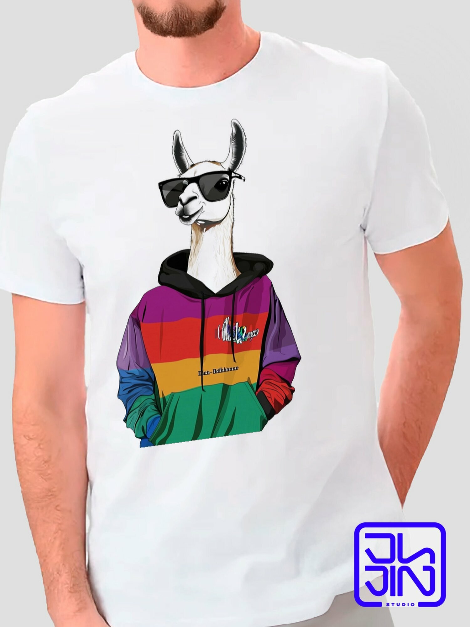 Футболка классическая мужская с авторским принтом Лама смешная, радужная в разноцветной толстовке с радугой и крутыми очками, белый хлопковый трикотаж с прикольным рисунком на груди