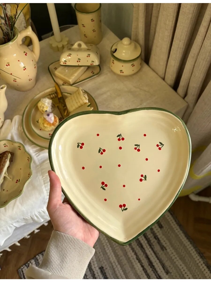 Тарелка с вишенками