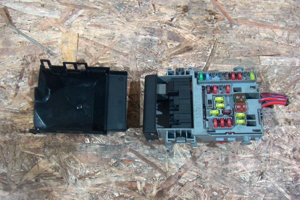 Opel Astra J Блок предохранителей салонный 13222786