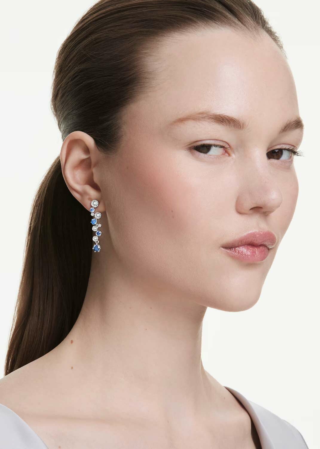 Серьги SWAROVSKI, кристаллы Swarovski, размер 39 мм, синий, белый — фото 1