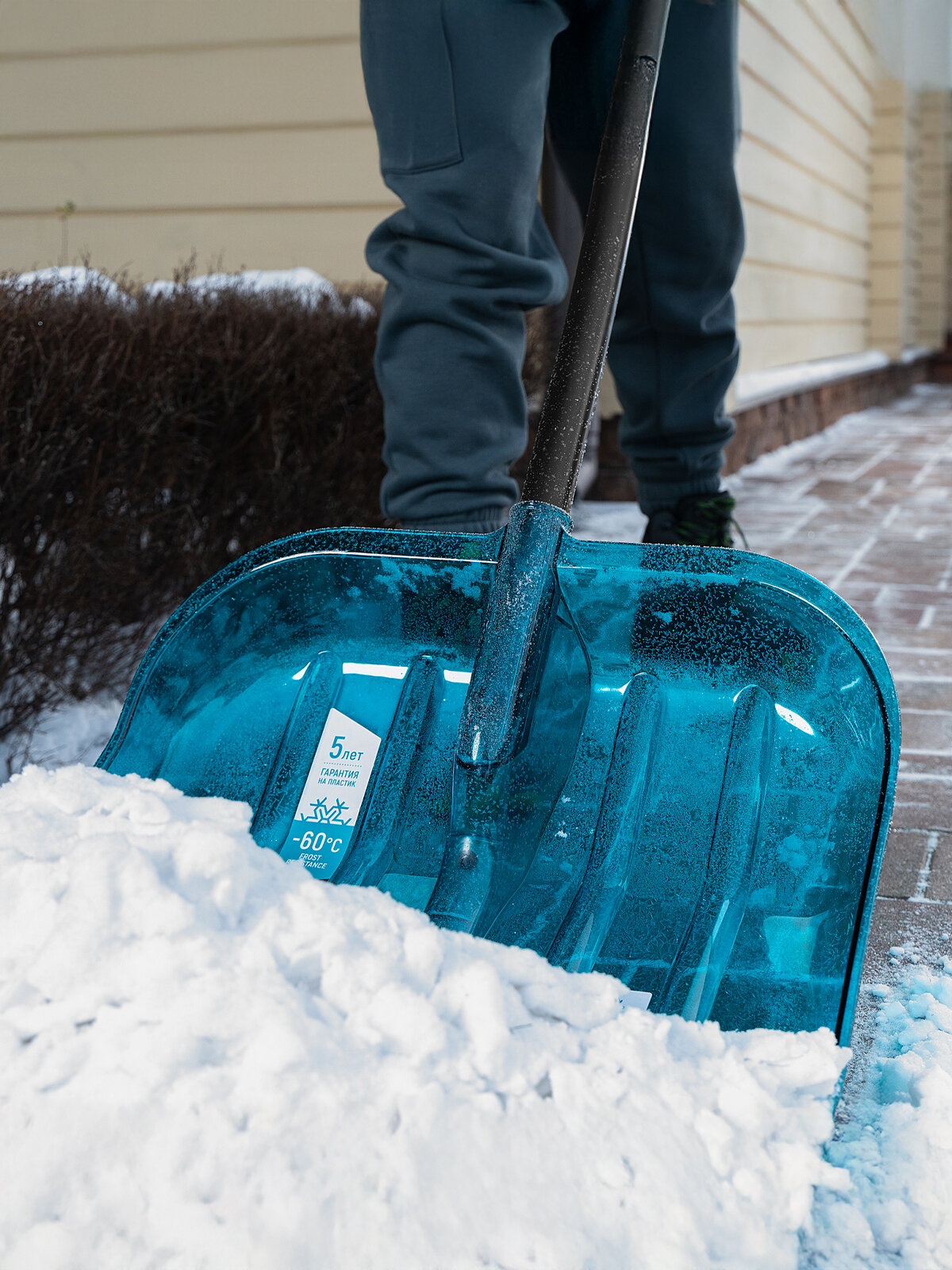 Лопата для уборки снега / скрепер PALISAD LUXE, 475 x 400 x 1385 мм, ковш из поликарбоната, алюминиевый черенок и оплетка из ПВХ, снеговая, 61692