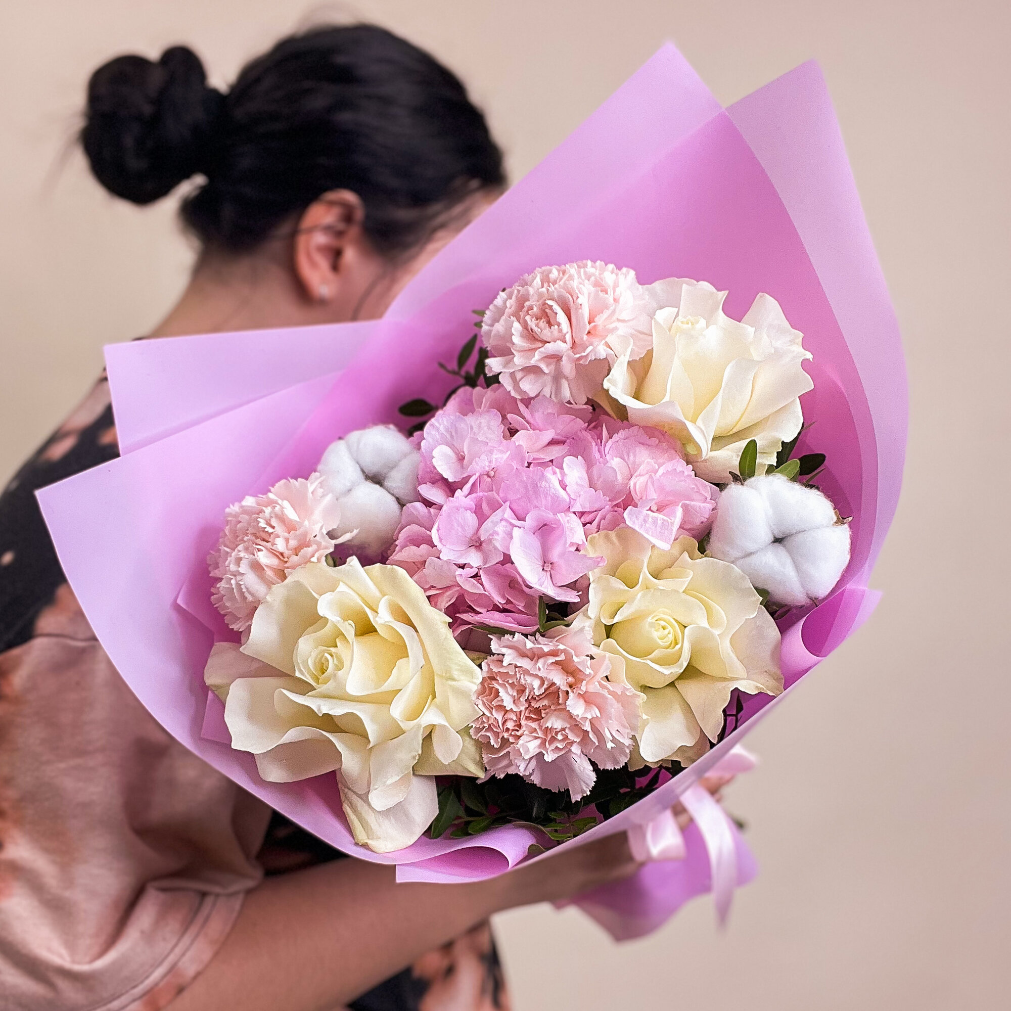 Нежный бело-розовый букет французские розы, гортензия, гвоздики и хлопок