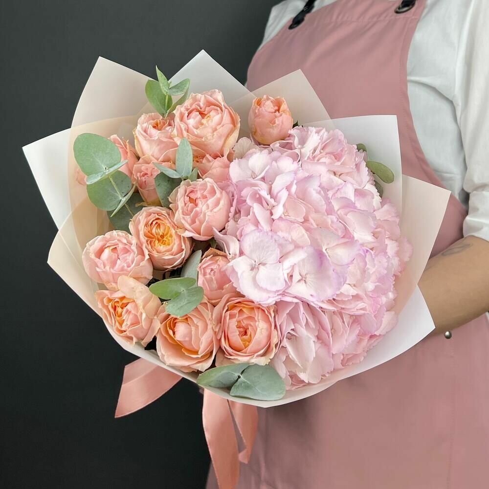 Букет живых цветов. Кустовые розы Джульетта и розовая Гортензия