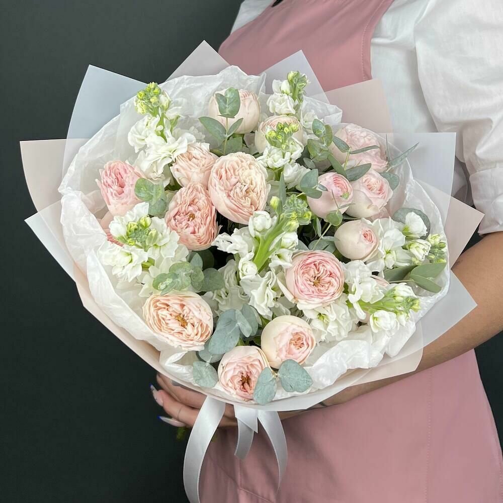 Букет живых цветов. Кустовые розы Мэнсфилд Парк и белая Маттиола