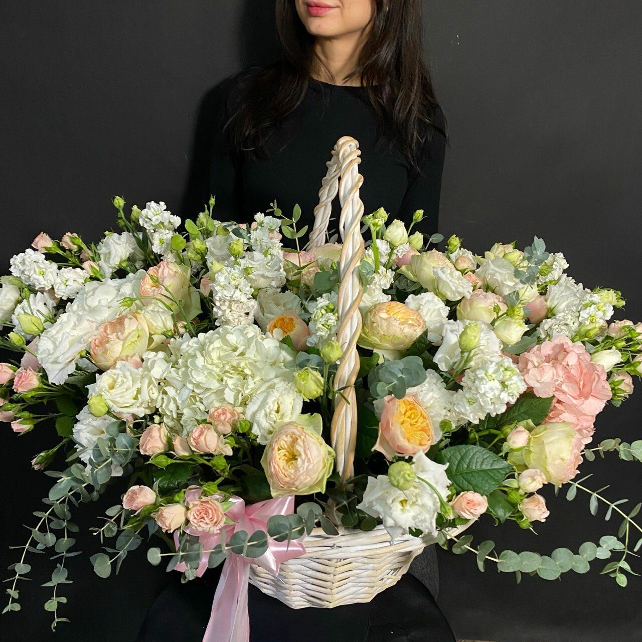 Пышная корзина цветов