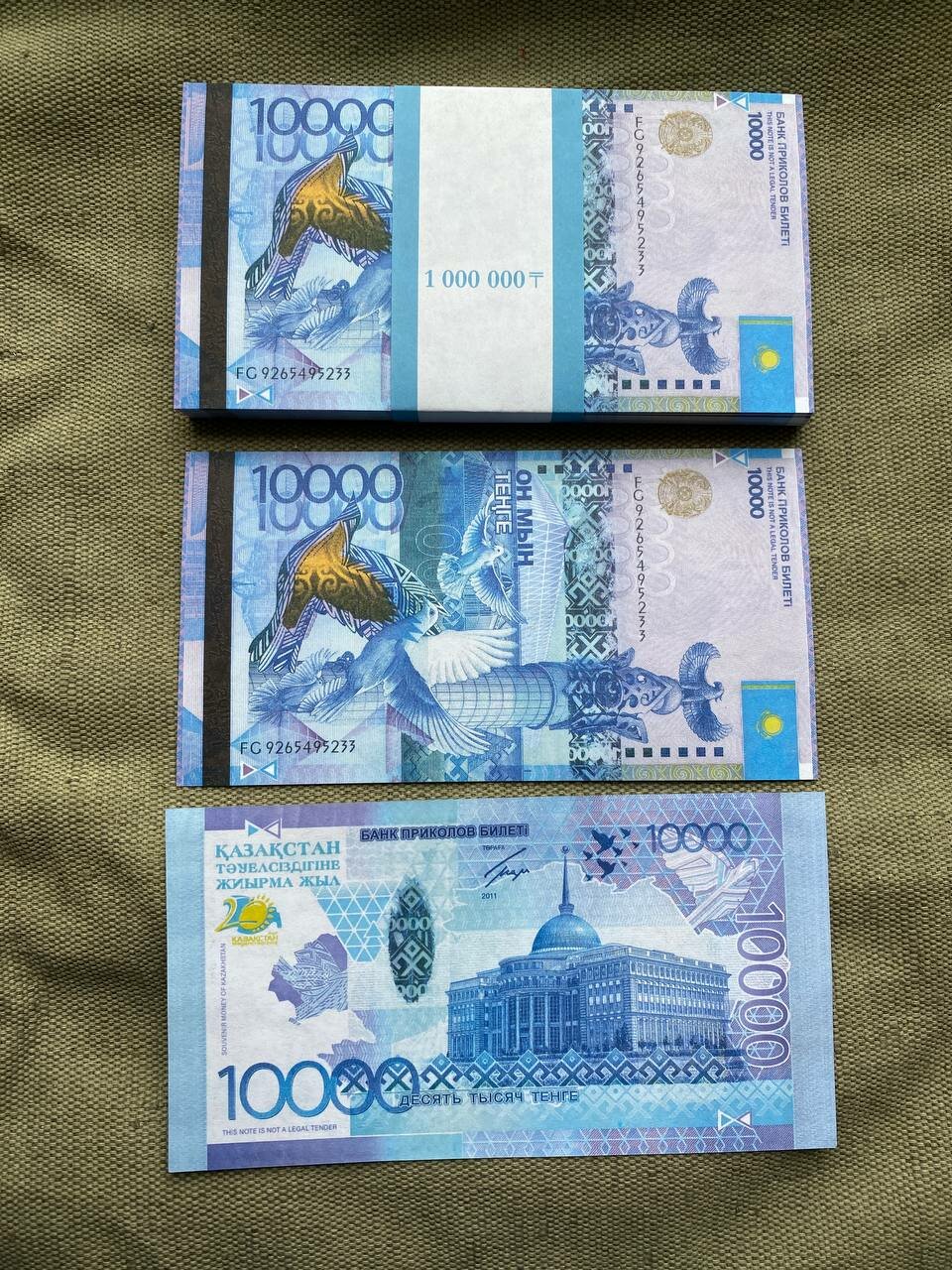 Пачка сувенирных денег 10000 тенге (Казахстан), 80 купюр (билеты банка приколов, бутафорские пачки)