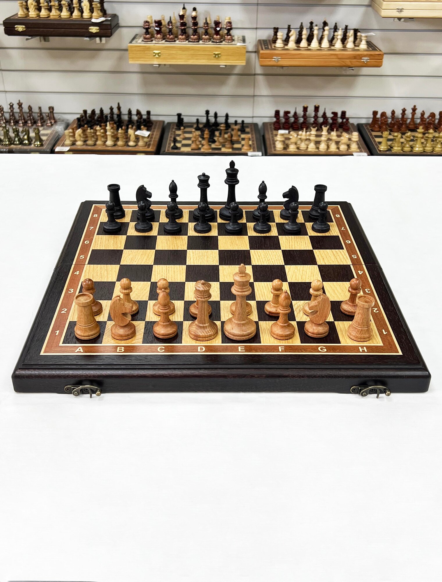 Шахматы подарочные турнирные доска из моренного дуба с фигурами из бука