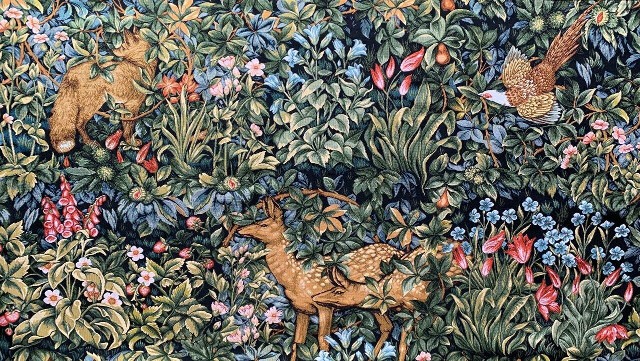 Панно гобеленовое на стену "Лесные обитатели и цветы. Лиса, куропатка, олени" У. Моррис, 140х80 см / Гобелен средневековый