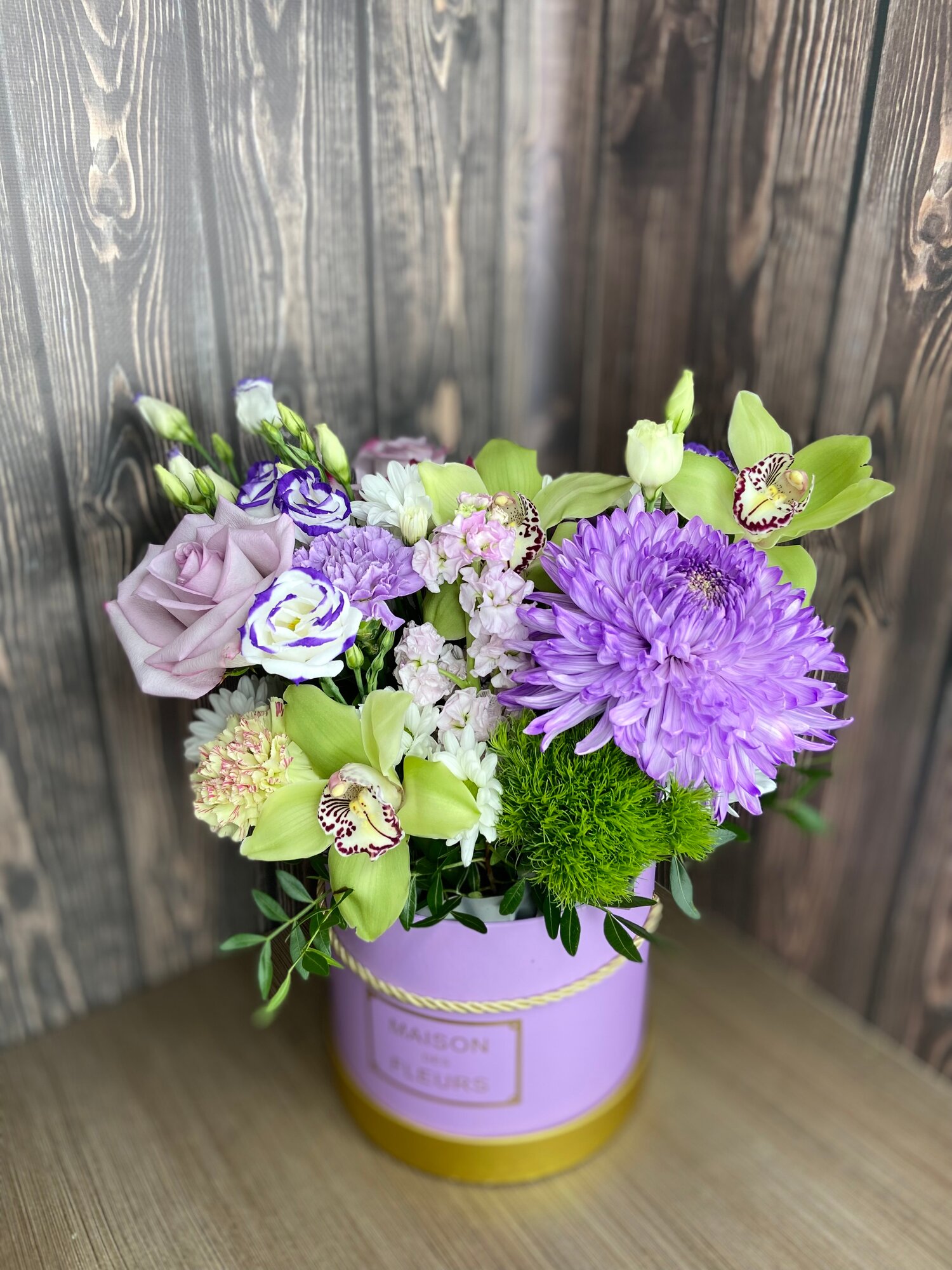 Композиция из цветов "Лунный Свет", в коробке, гвоздики, маттиолы, орхидеи, розы, хризантемы, эустомы