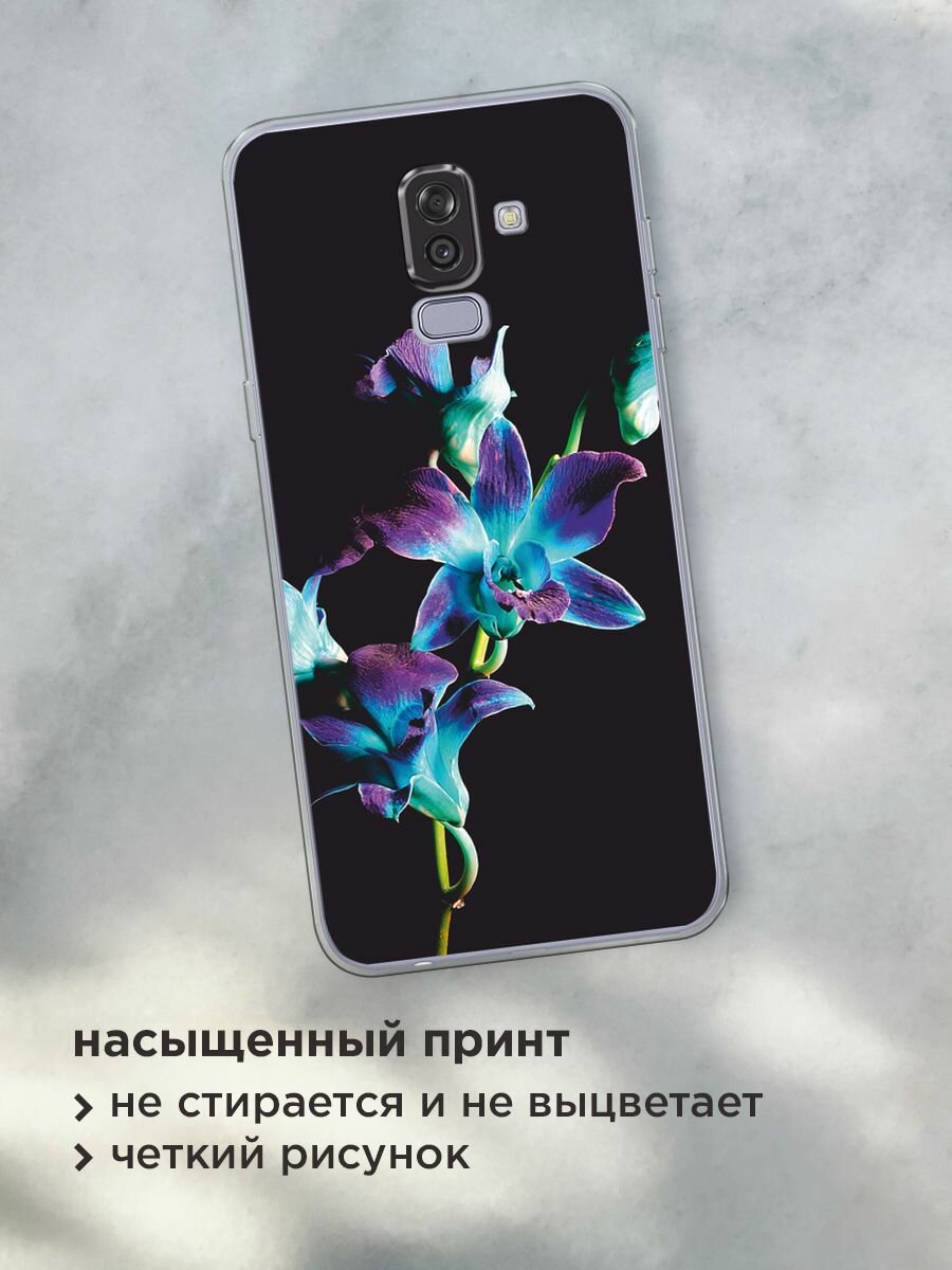 Чехол на Samsung Galaxy J8 / Самсунг Галакси Джей 8 с принтом "Синий цветок на черном" — фото 1