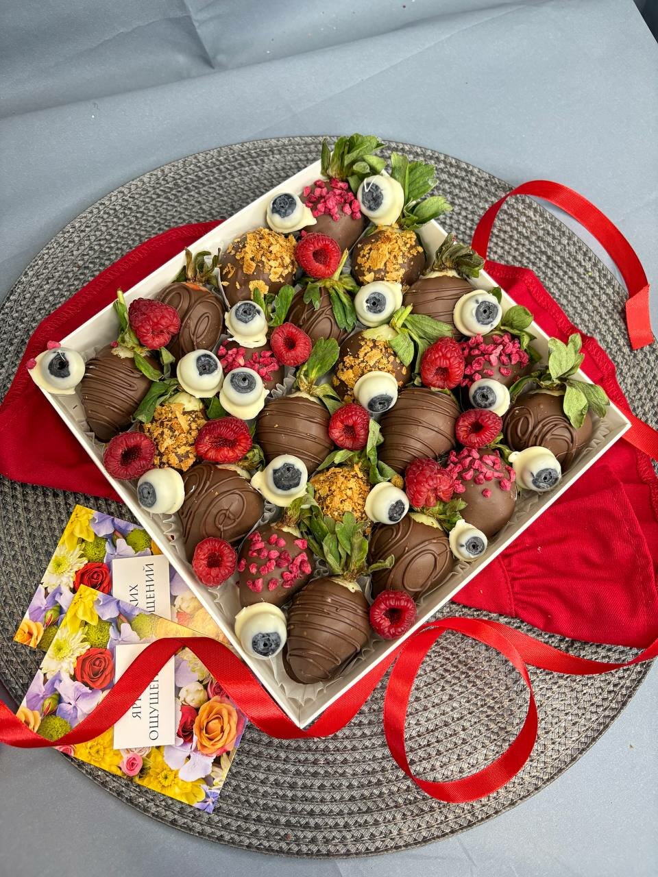 Клубника в шоколаде коллекция "Анютины глазки" макси премиум