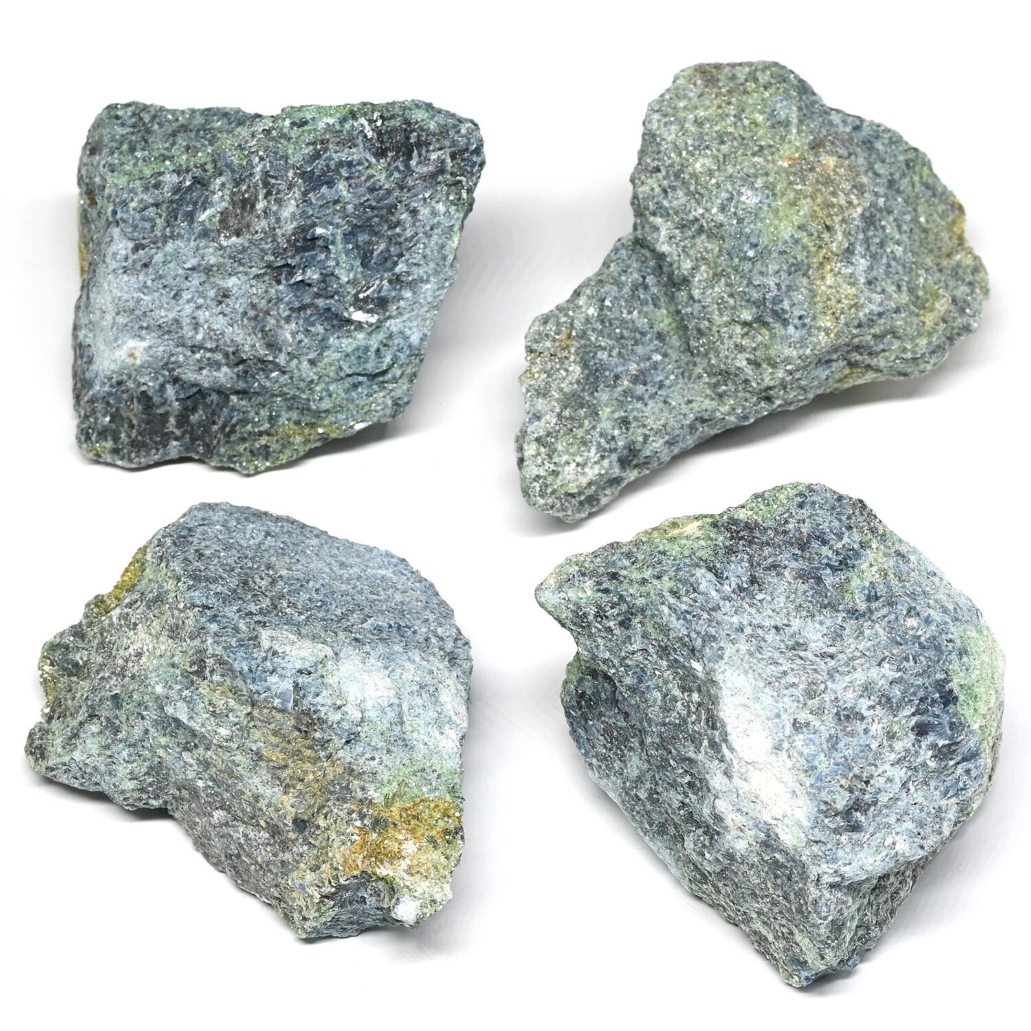 Минерал кианит с фукситом 58*35*33мм .