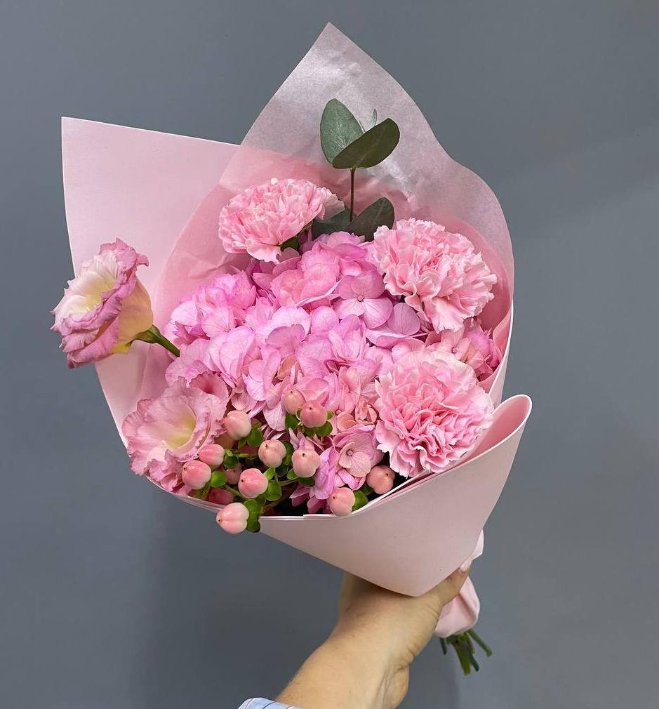 Букет с розовой гортензией и гвоздикой, нежный букет для девушки, мамы, подруги