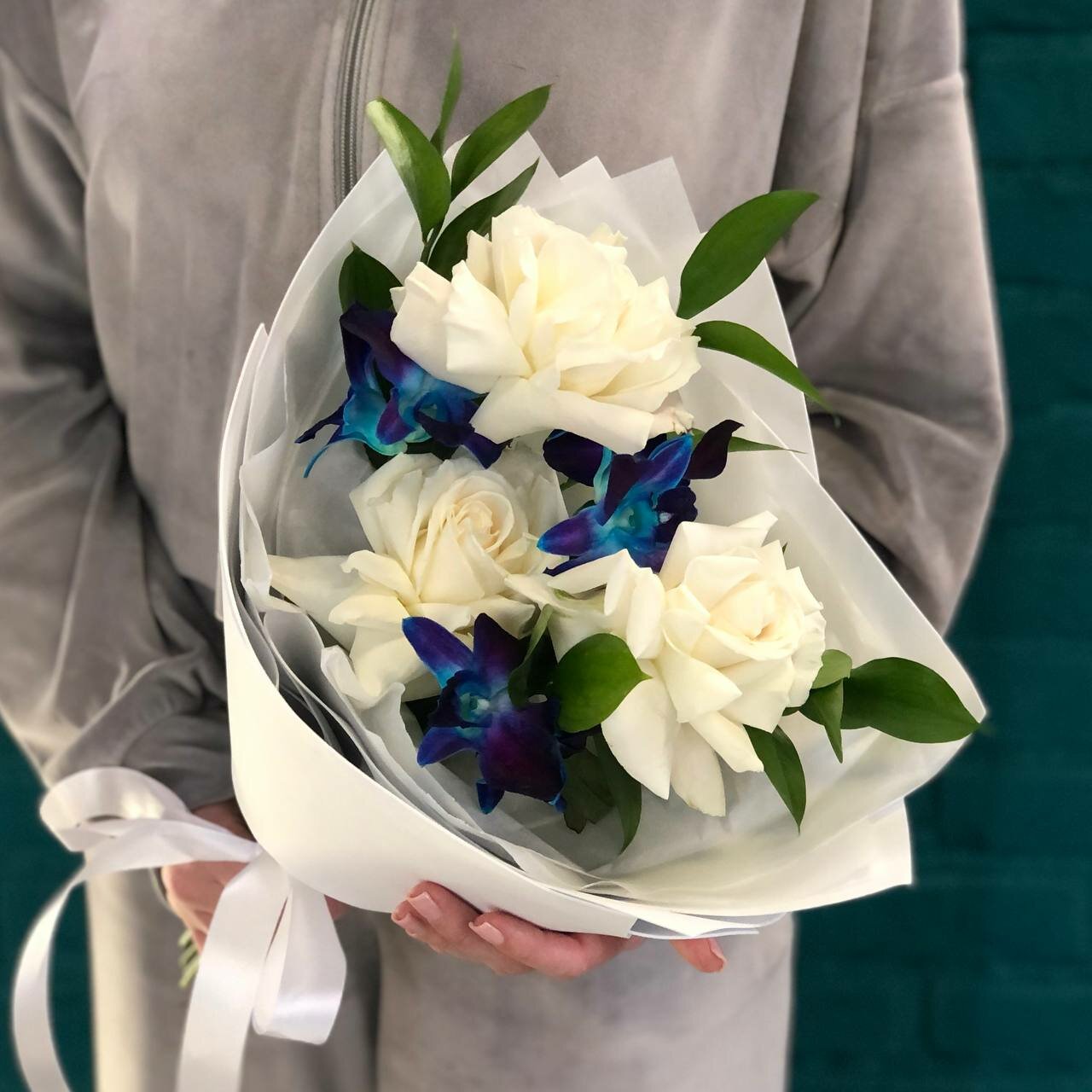 Букет из белой французской розы и дендробиума