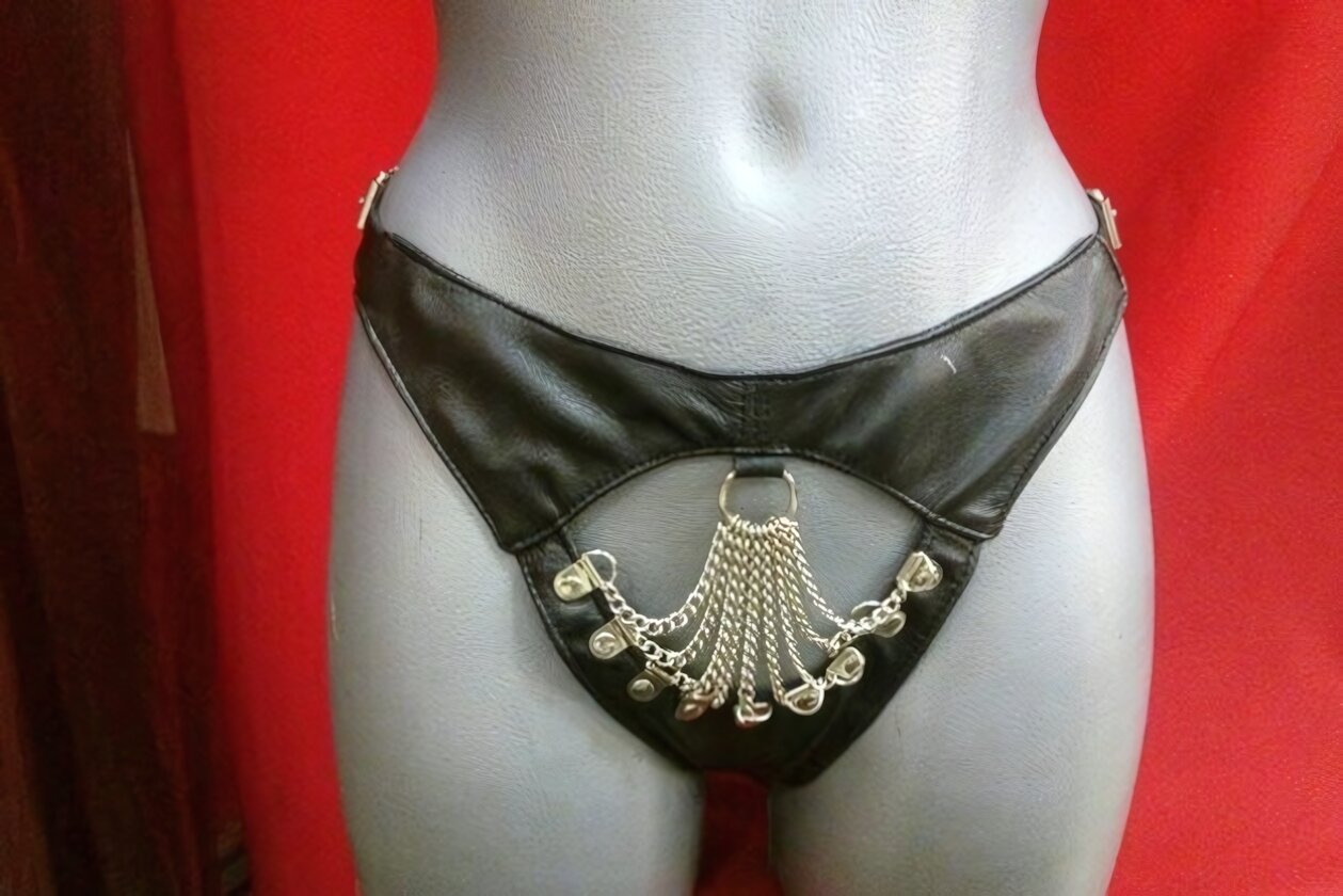 Трусики с цепочками черные, размер One Size (42-46), кожа/металл