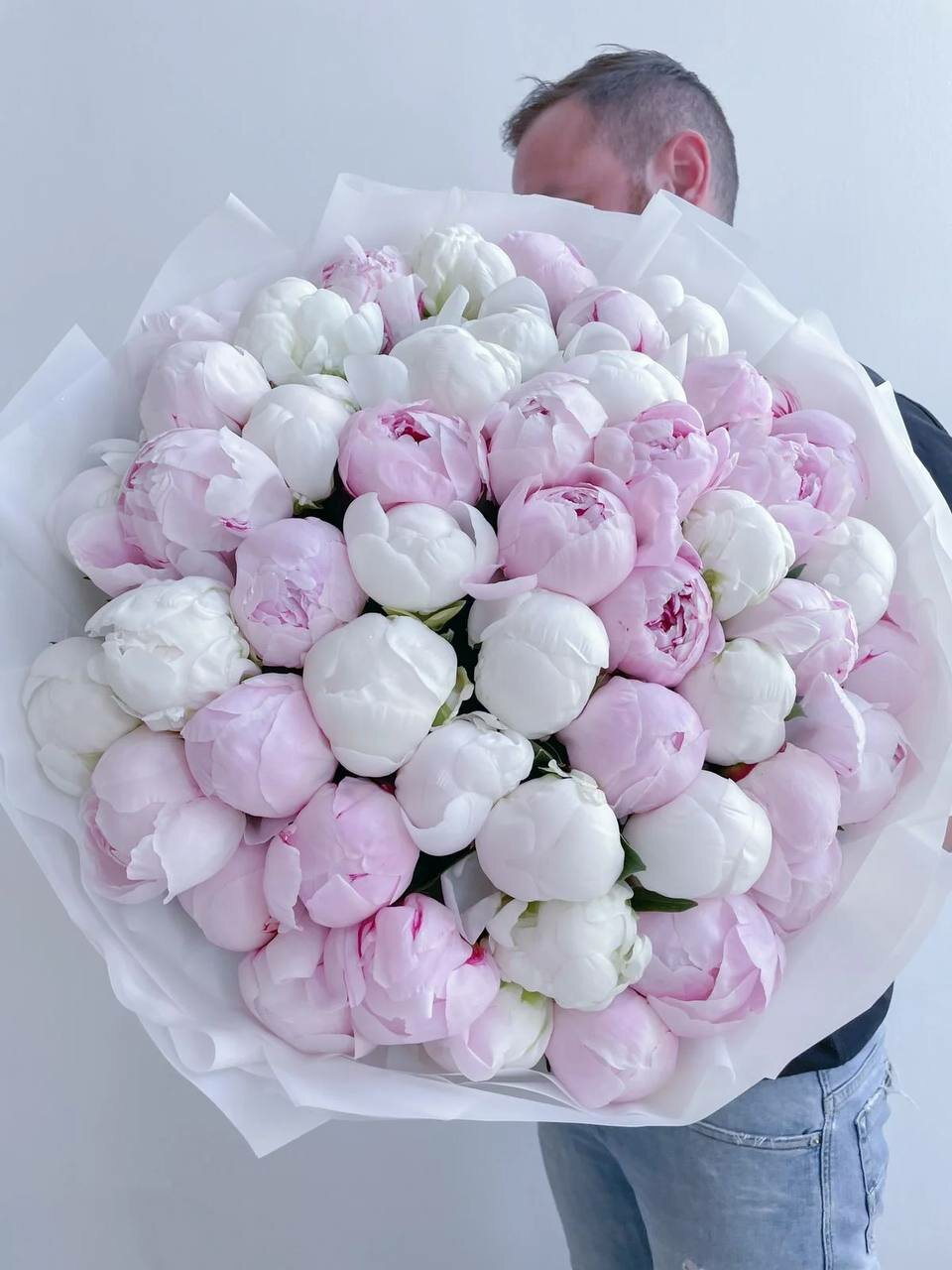Большой букет микс из сезонных ароматных розовых и белых пионов 51 шт. от FlowersGo