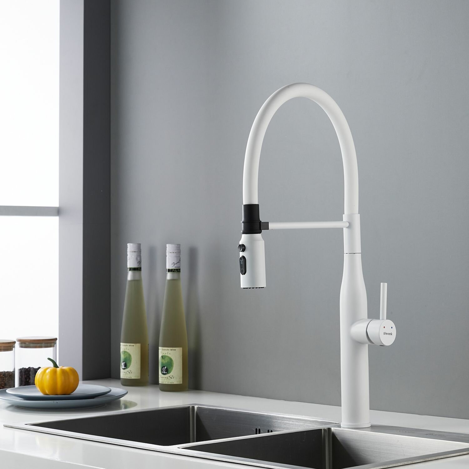 Смеситель для кухни Shevanik с гибким изливом, с выдвнжным 3-х режимным аэратором, белый