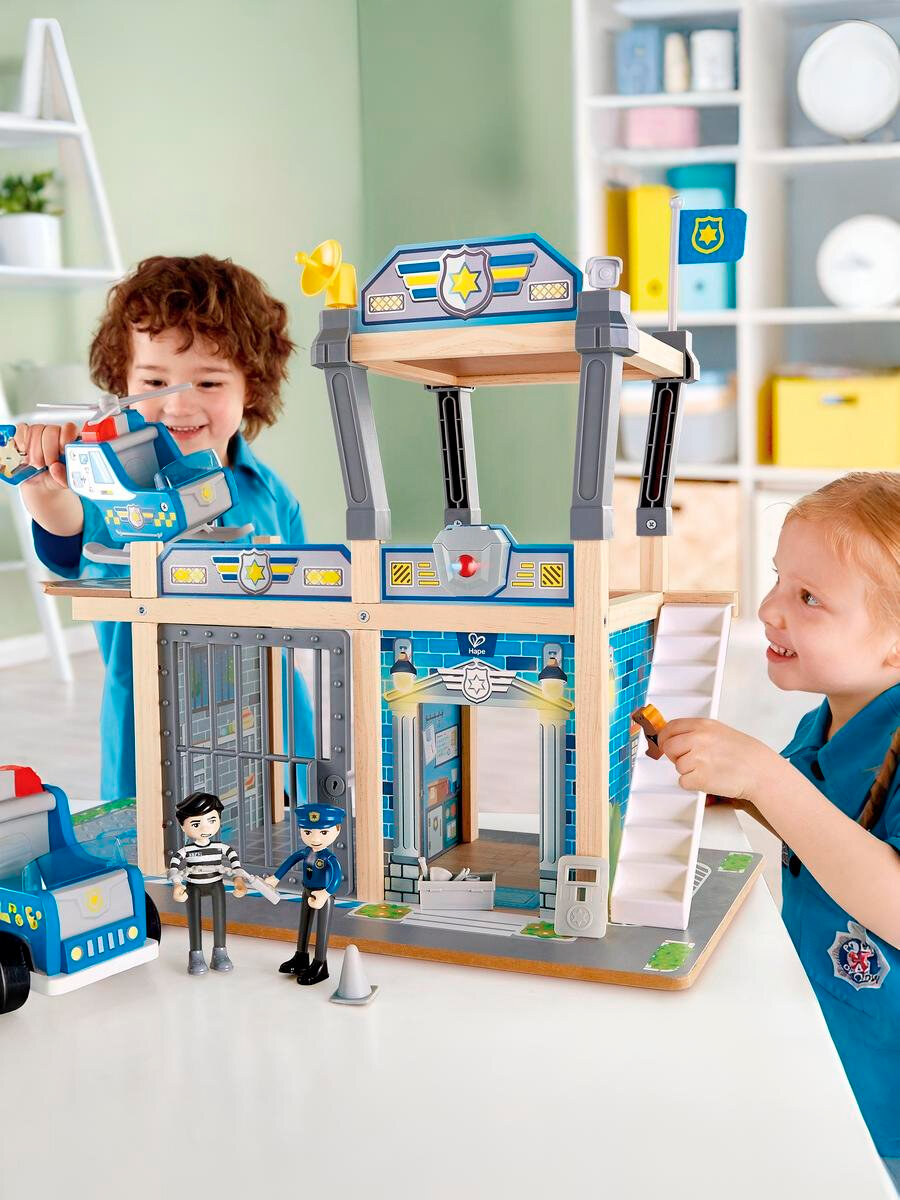 Игровой набор с парковкой и деревянными фигурками Hape "Полицейский участок" E3050_HP