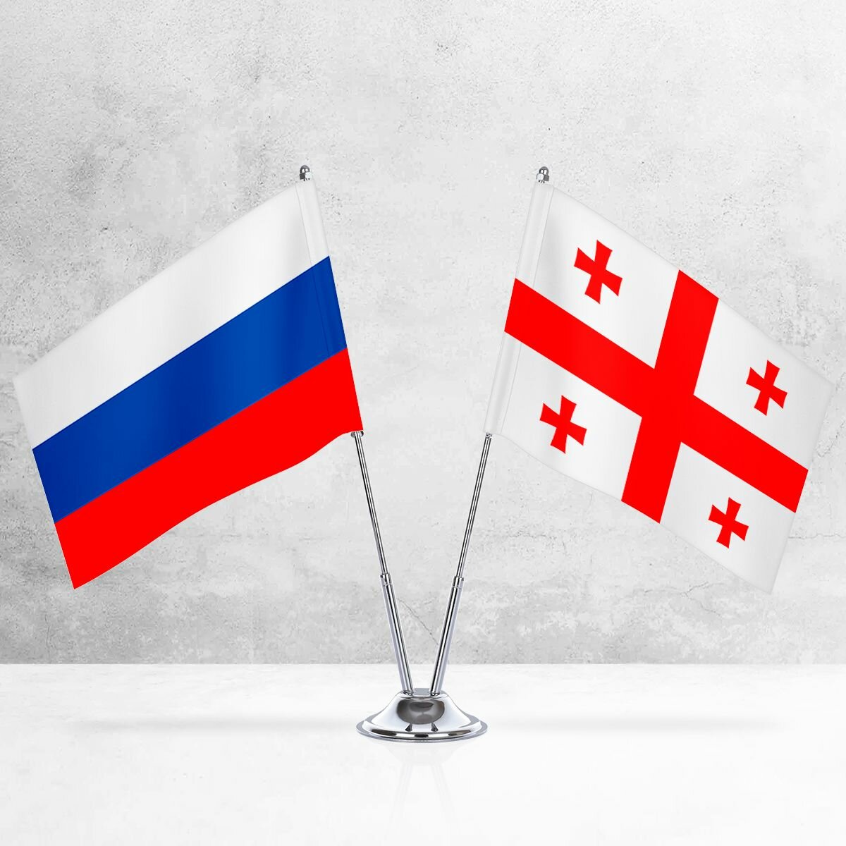 Настольные флаги России и Грузии на металлической подставке под серебро