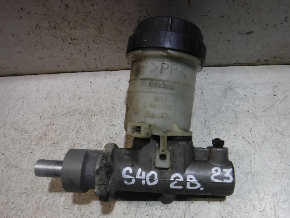 Главный тормозной цилиндр Volvo S40 8602362