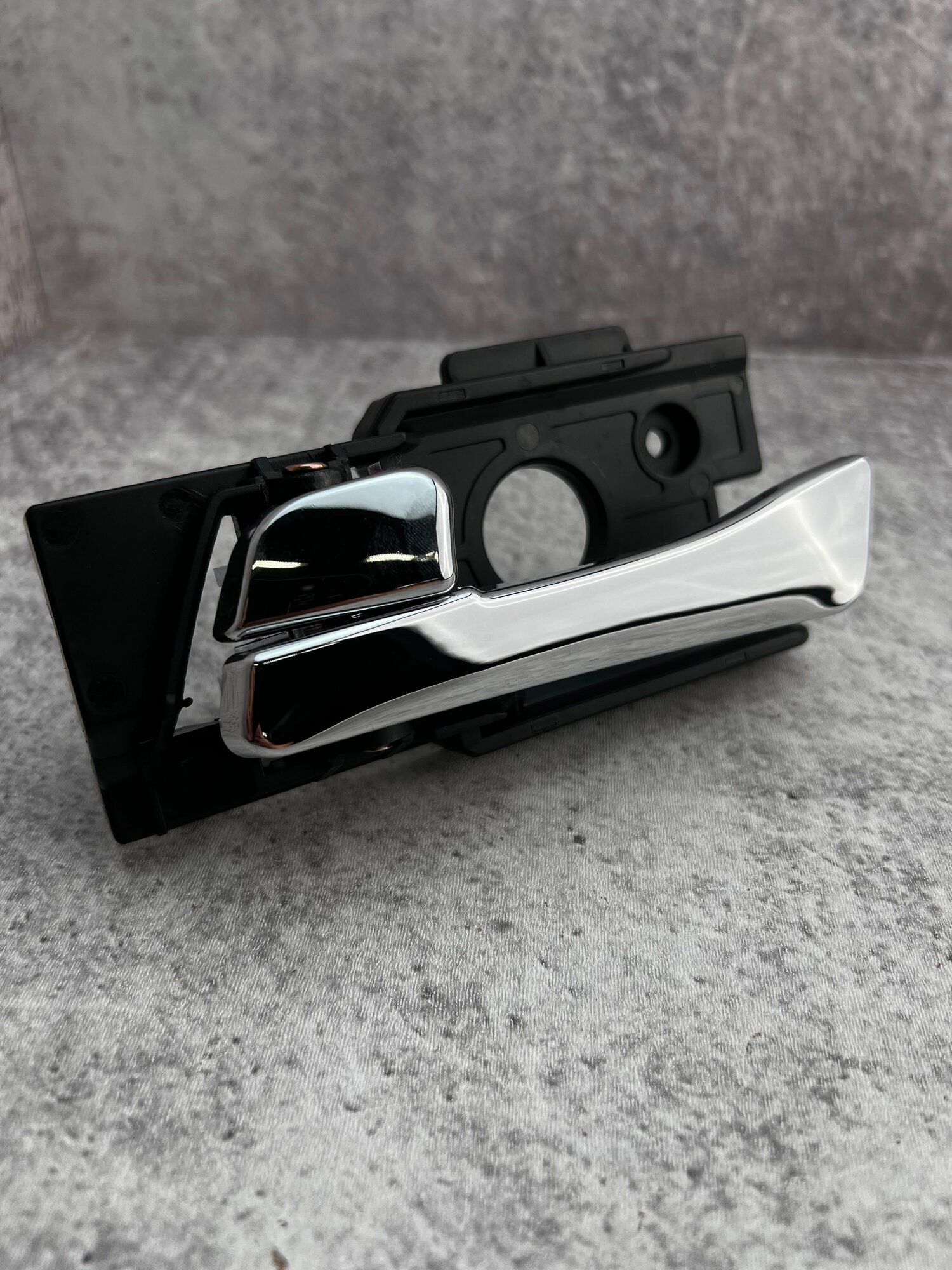 Ручка внутренняя передняя левая 826101R010CR. Хром. Для Hyundai Solaris с 2011 до 2017 года выпуска.