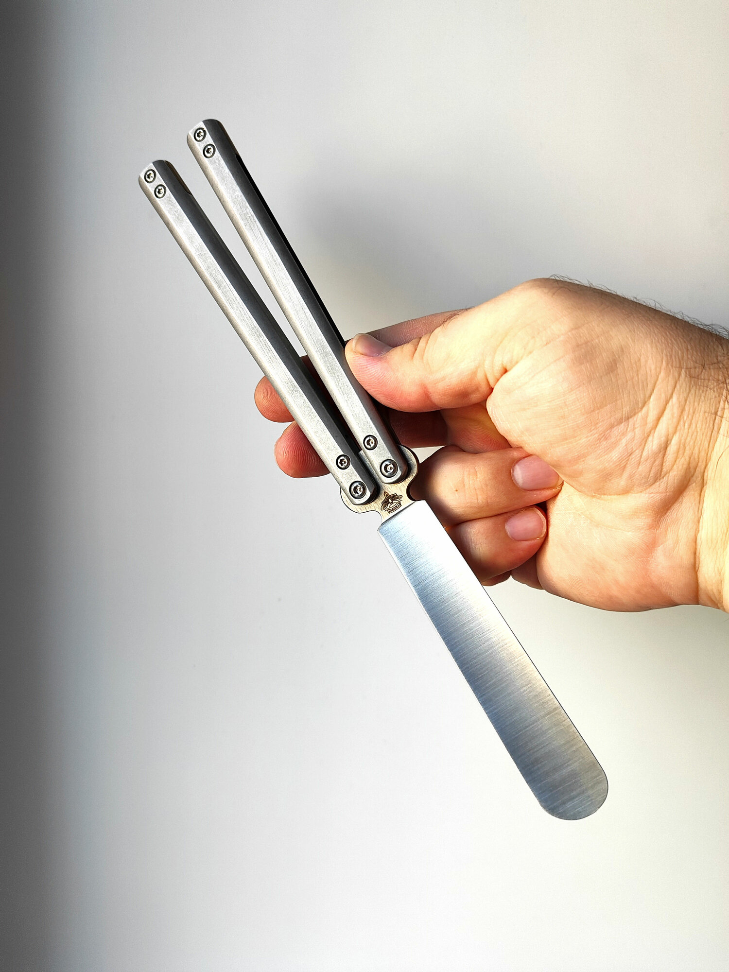 Нож бабочка. Балисонг тренировочный Atroposknife, "Ложка для обуви" c бушингами. Длина лезвия 11 см