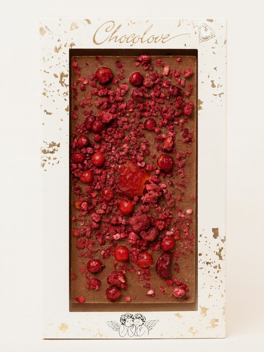 Шоколад молочный с брусникой, малиной и вишней