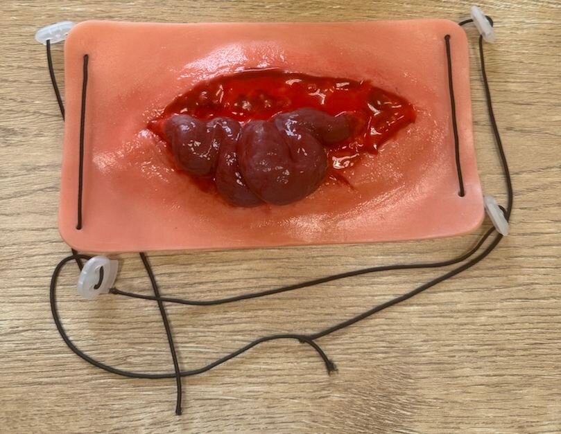 Имитаторы ранения Открытая рана с выпадением кишечника с кровотечением (муляж раны) ЮРТЭКС