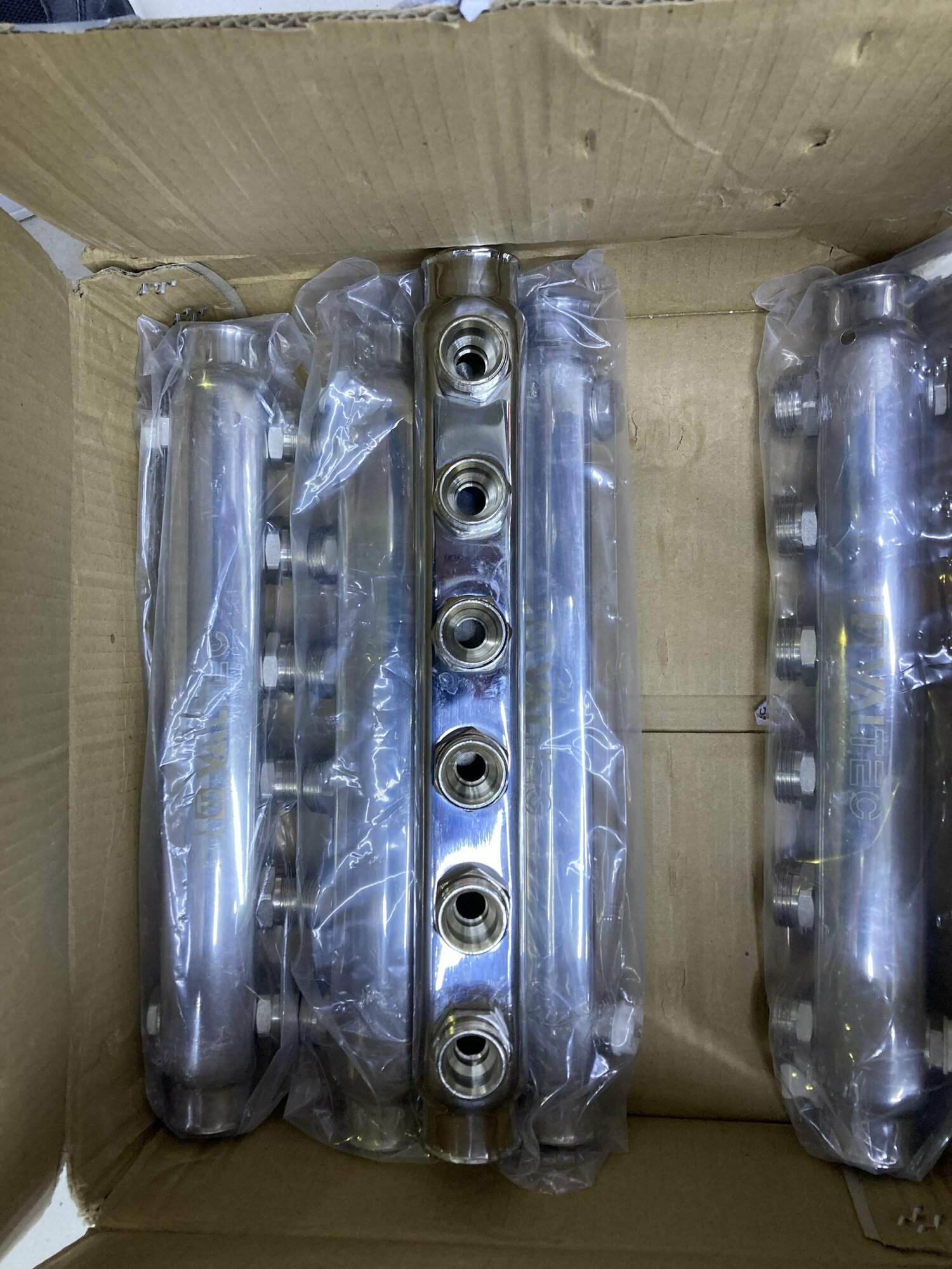 Коллектор из нержавеющей стали с межосевым расстоянием выходов 50мм, 1х 6 вых. 3/4 Евроконус Valtec VTc.505. SS.060506