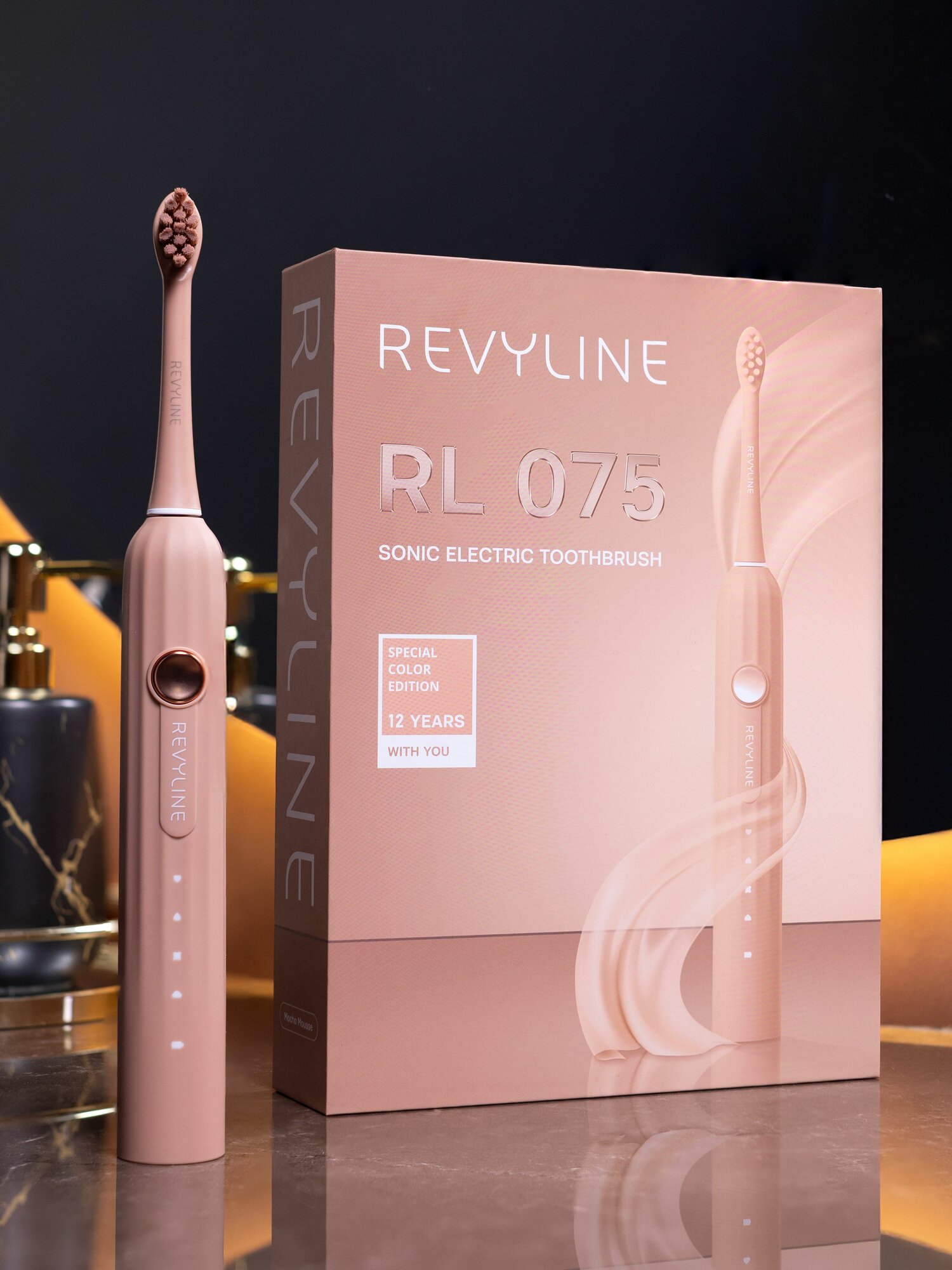 Электрическая зубная щетка Revyline RL 075 Mocha Mousse, звуковая, цвет мокка, взрослая, с чехлом, с насадками, для мужчин, для женщин