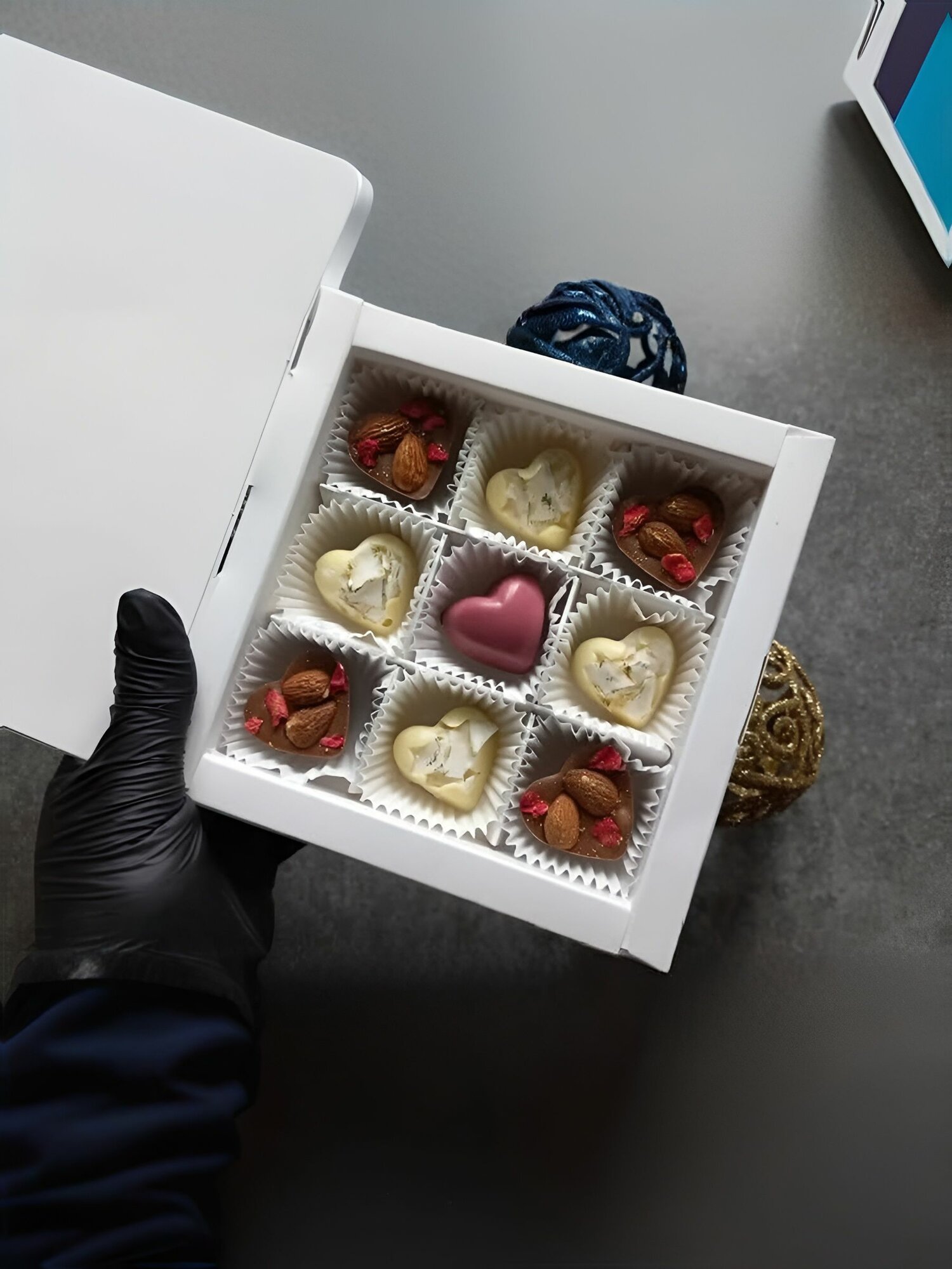 ShokoTrendy Конфеты на день рождения женщине подарочные в коробке, белые и молочные сердца