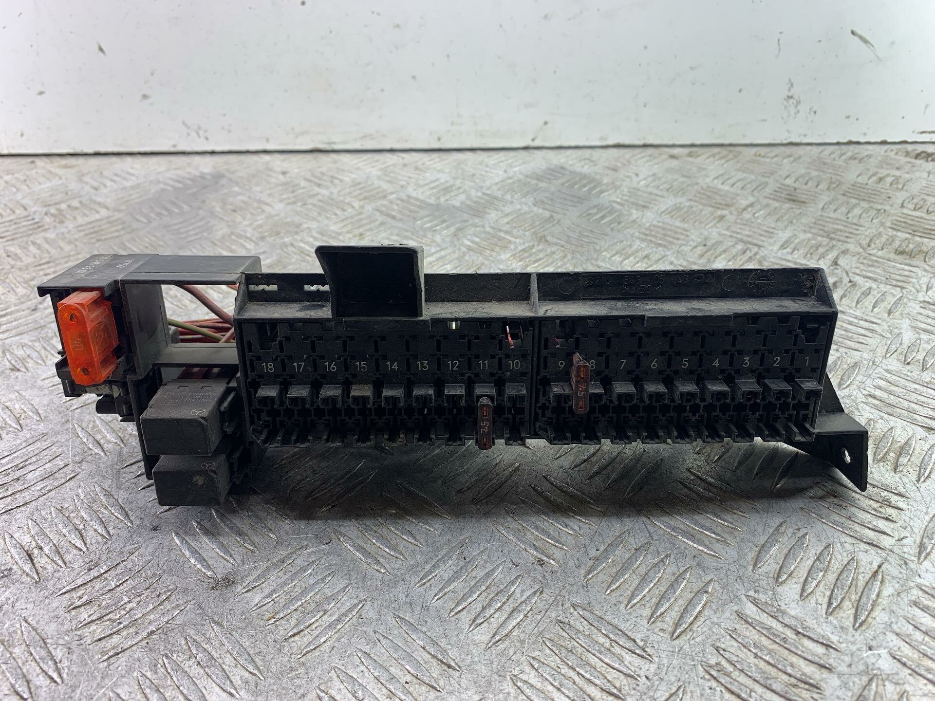 Блок предохранителей Mercedes-Benz E W210 (1995 - 1999) 2105460543