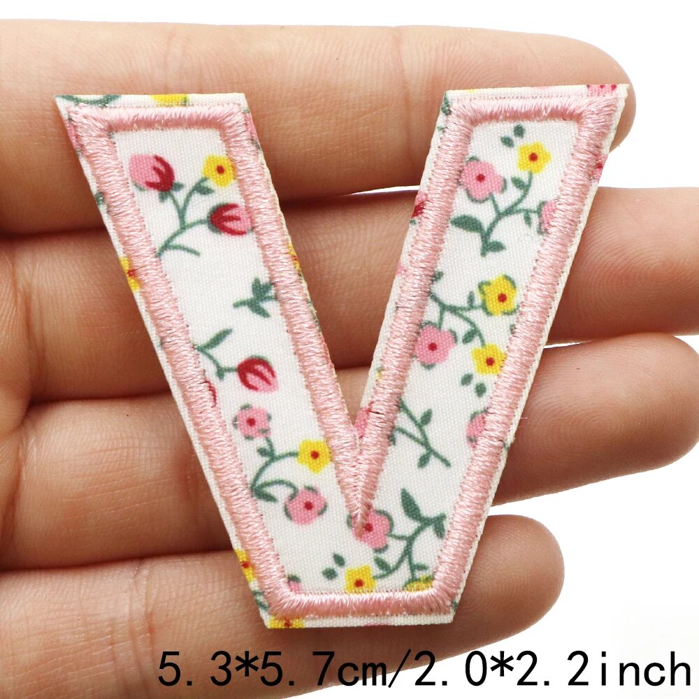 Вышитая буква алфавита V