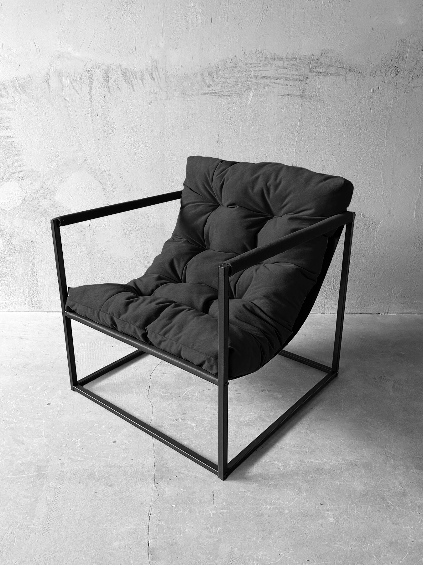 Кресло для отдыха Лофтовик ++ с мягкими подлокотниками, черный велюр