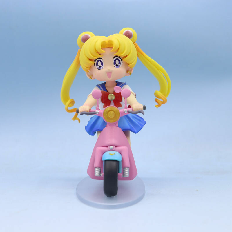 Настольная фигурка-модель из аниме «Сейлор Мун Q-версия», изображающая Сейлор Мун на маленьком мотоцикле и в форме Сейлор Мун.