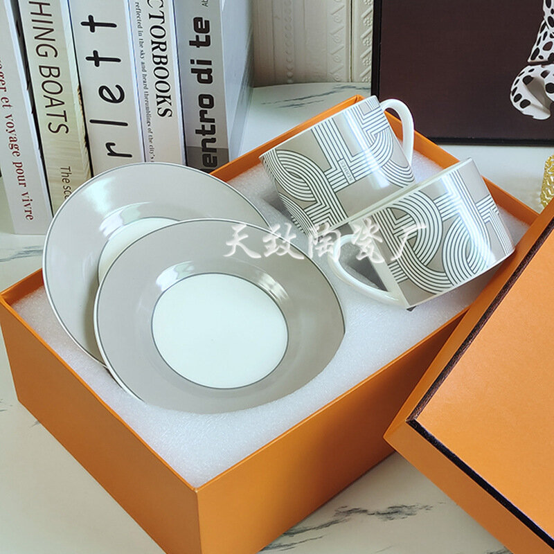Набор кофейных чашек и блюдец в европейском стиле, ретро, для послеобеденного чая, пара для лучших друзей, двойная чашка и блюдце, для чайной комнаты или кафе