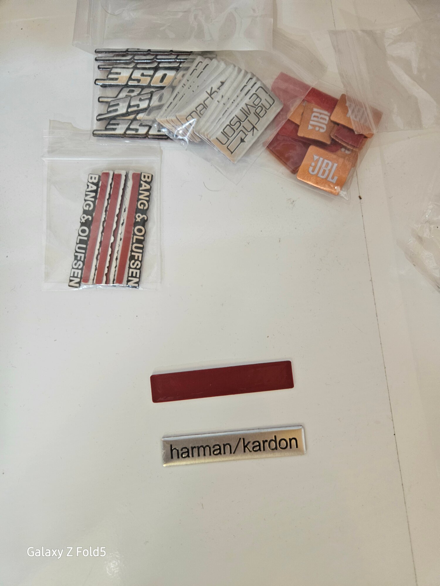 Эмблема( 2шт), шильдик, логотип на тв, авто, центр, автоколонки