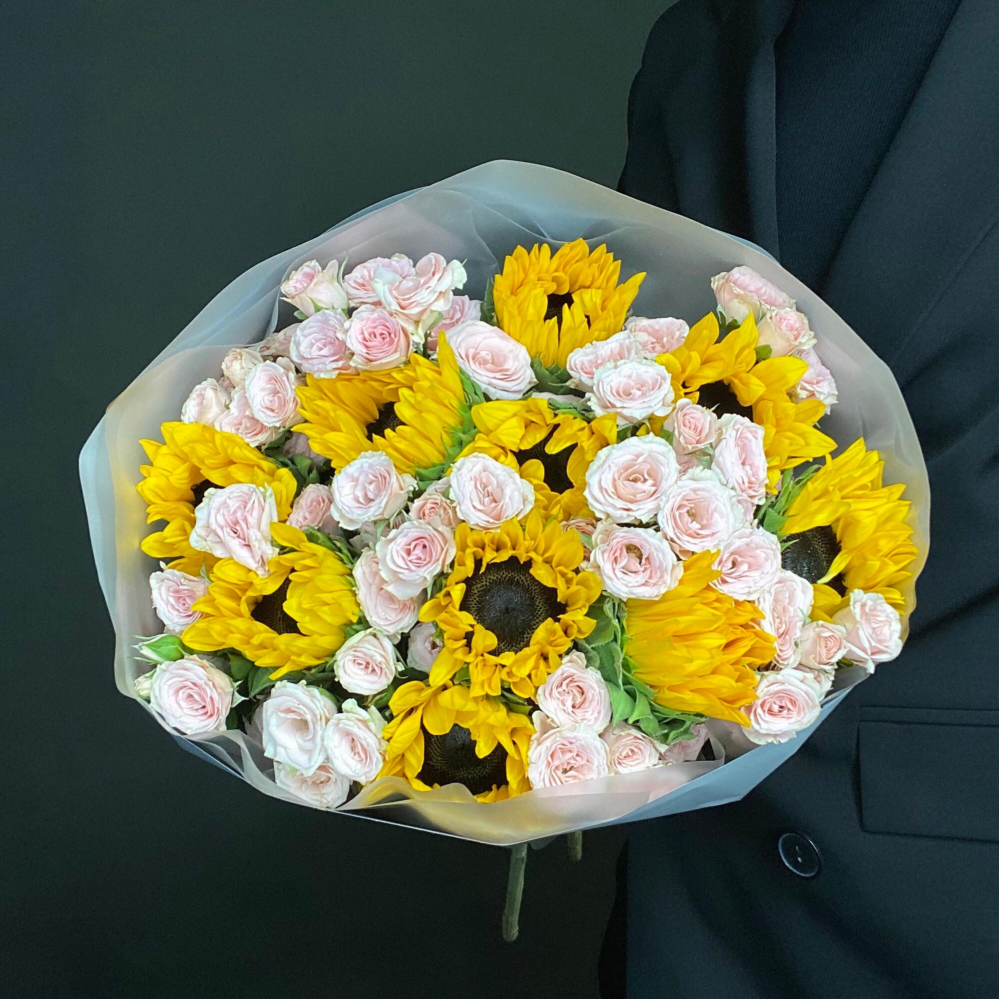 Летний букет (подсолнух 10 шт, кустовая роза 9 шт.), высота букета 50 см