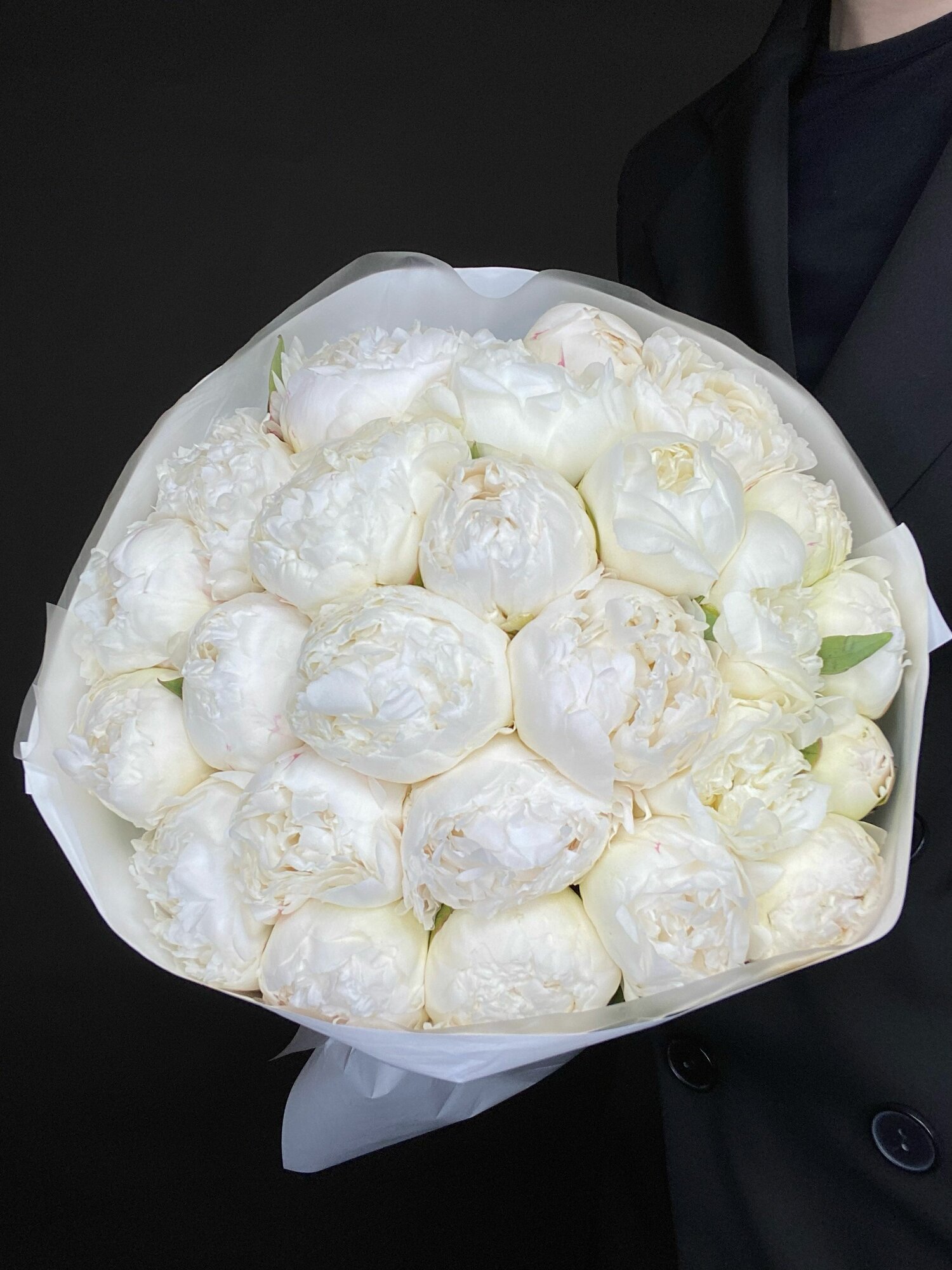 Белые пионы (пион 25 шт.), высота букета 40 см, ширина 25 см