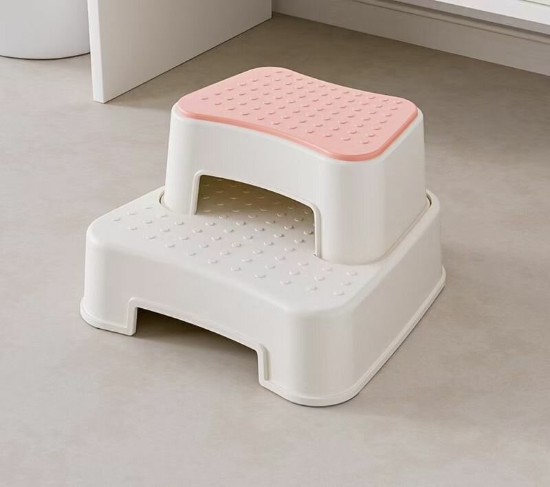 Детская двухступенчатая лестница, с антискользящей и прочной конструкцией для маленьких детей. Подходит для тренировки к походу в туалет, а также для использования в ванной и на кухне.
