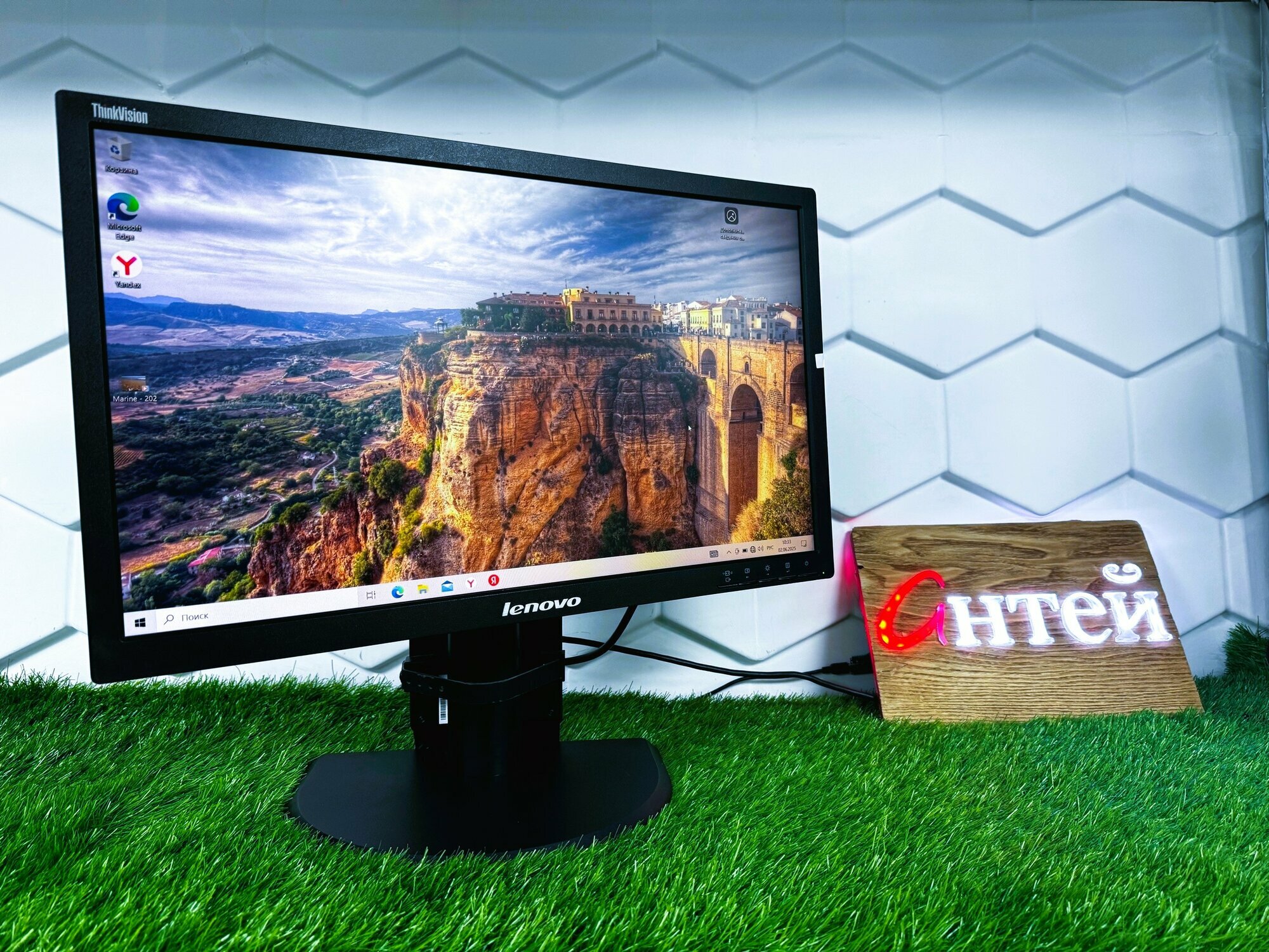 Монитор 23" Lenovo ThinkVision LT2323pwA LED, VGA/DVI-D/DP/4xUSB царапина сверху посередине