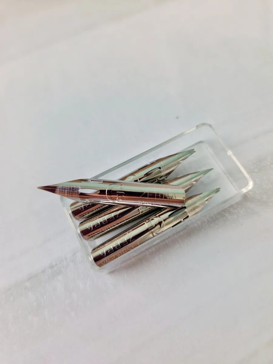 Японское остроконечное перо для каллиграфии и рисования Zebra Comic Pen Nib-G Model — фото 1
