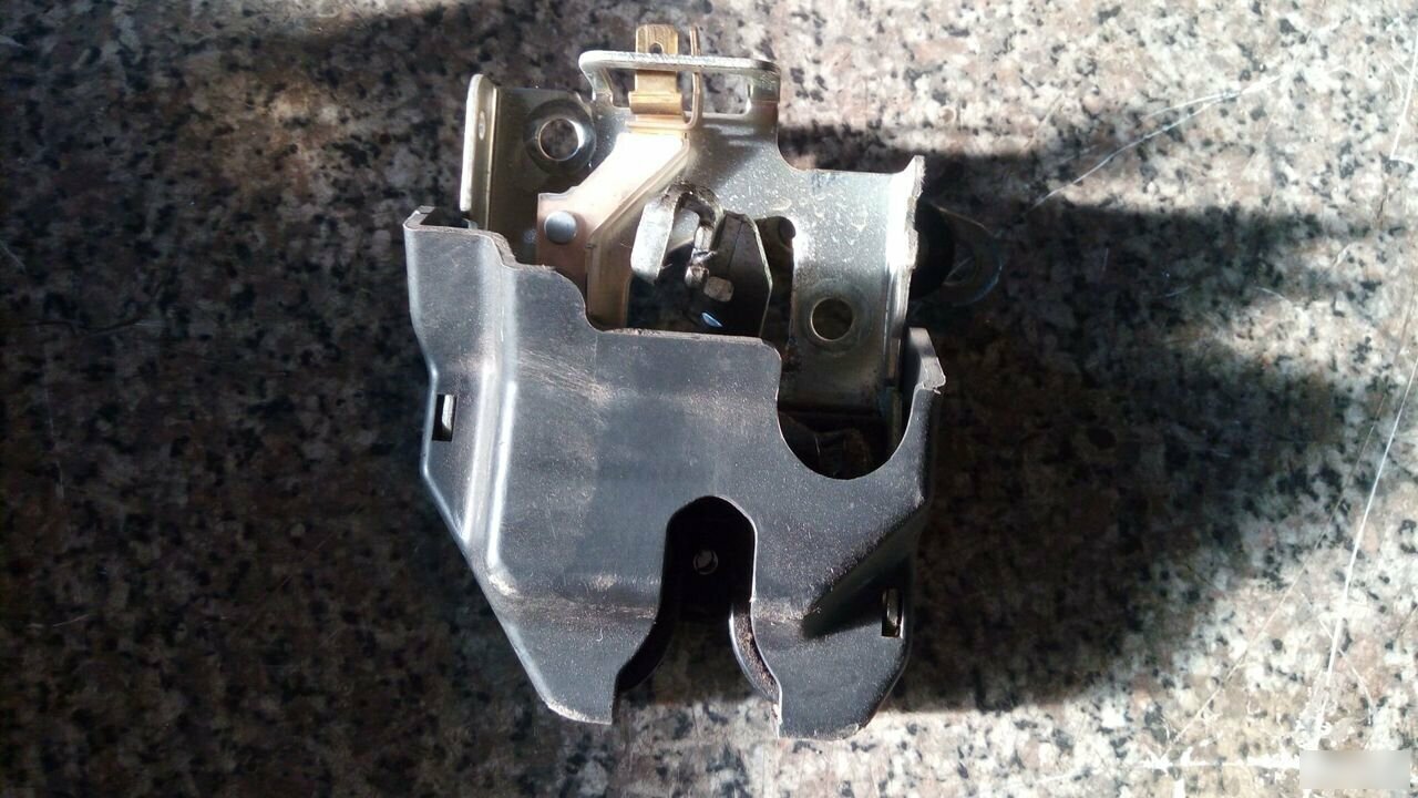 Замок багажника Хонда Цивик 4д Honda Civic 4D 74851-SNB-J12