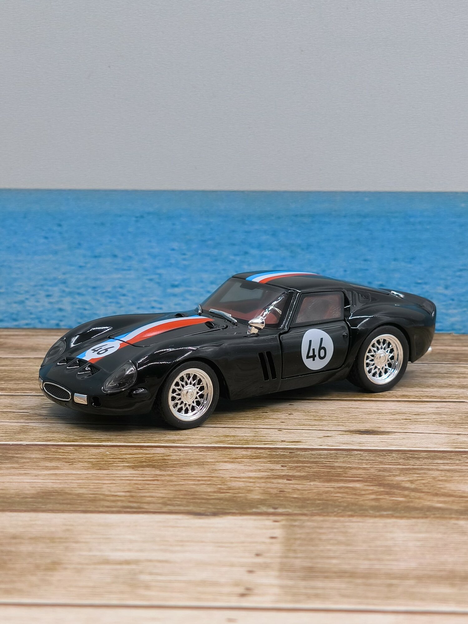 Металлическая модель автомобиля Ferrari 250 GTO с световым и звуковым сопровождением. Масштаб 1:32