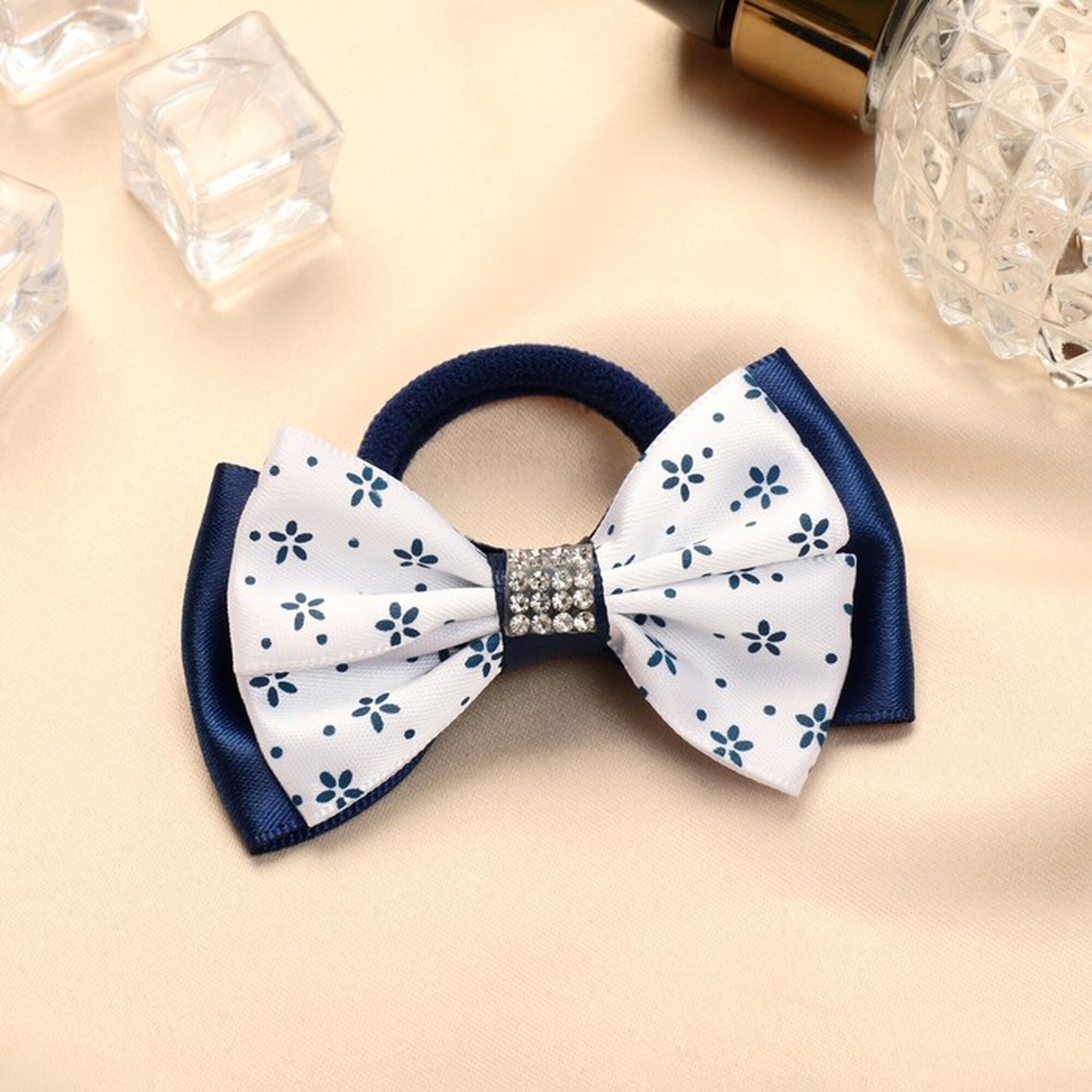 Резинка для волос «Школьница», бант цветочки, 6.5 см, бело-синяя