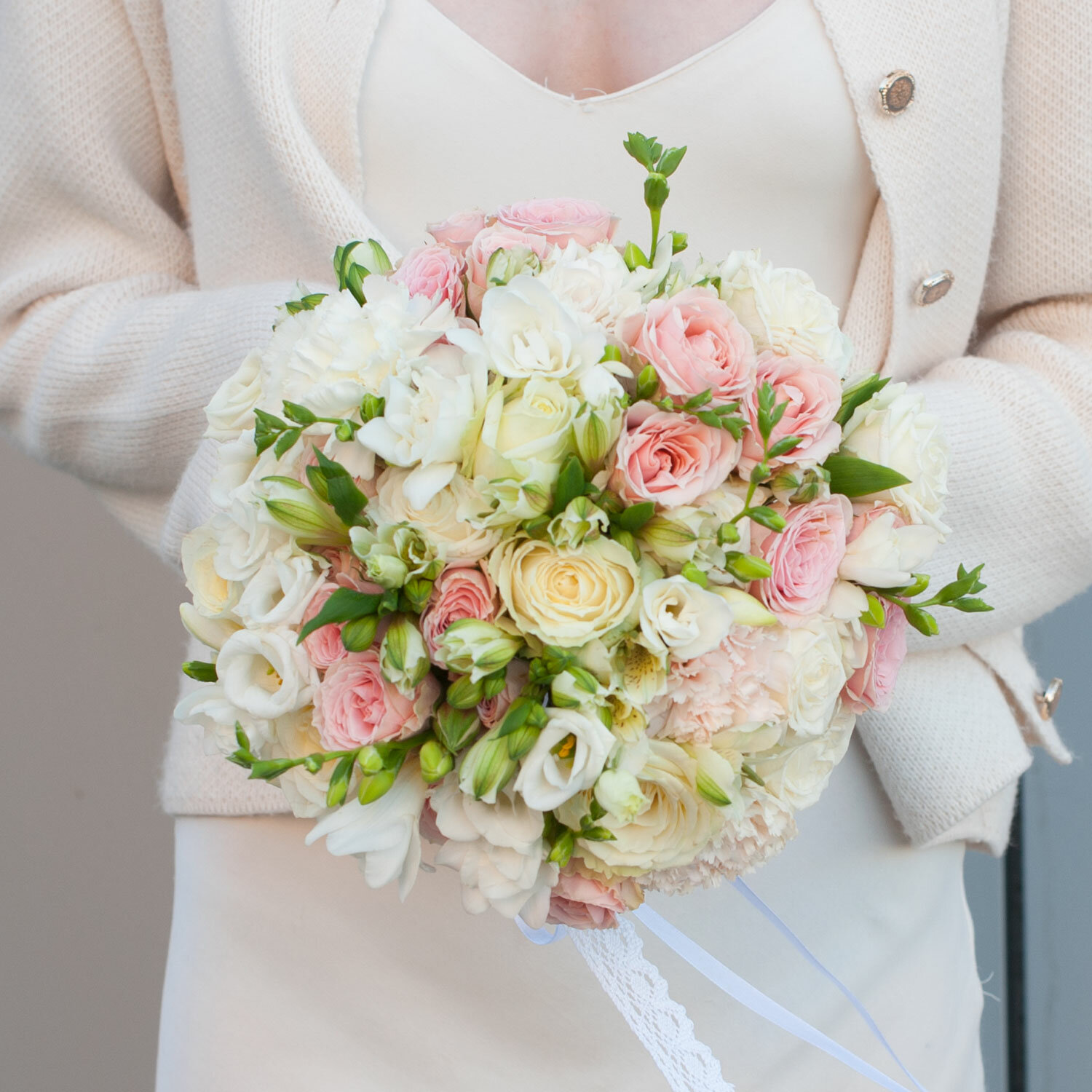 Букет невесты в нежных тонах из альстромерий, роз, гвоздик, фрезий, лизиантусов "Незнакомка" (с бутоньеркой)