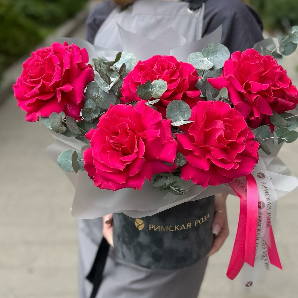 Большие розовые розы в черной коробке с эвкалиптом - римская роза