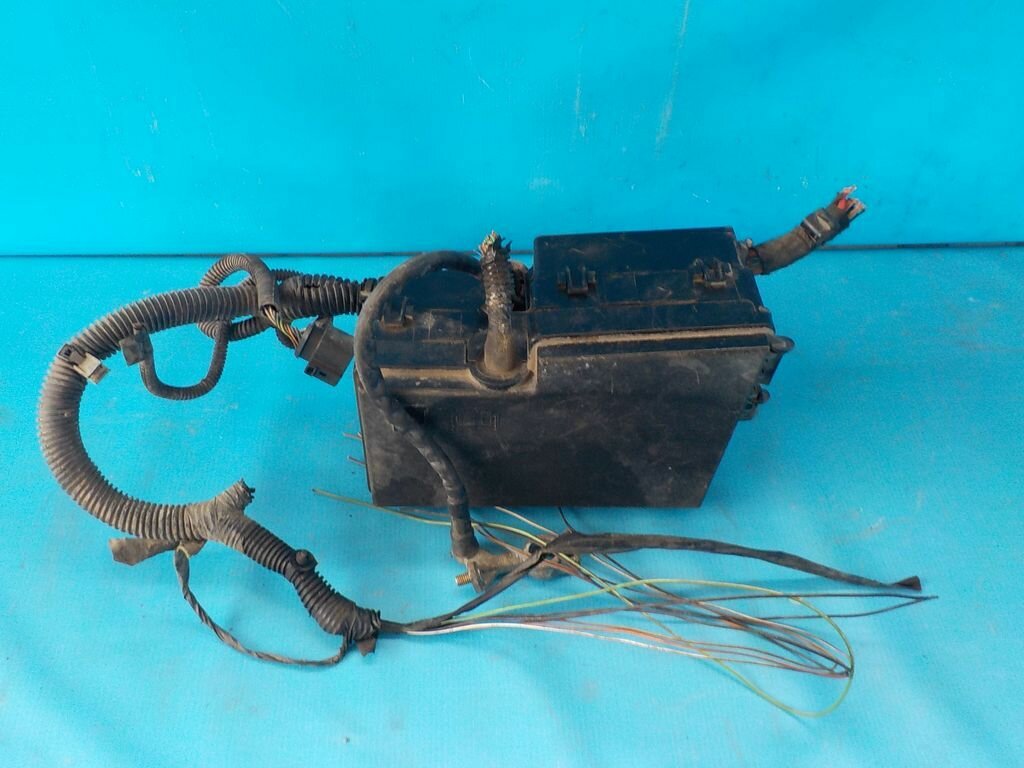 Блок предохранителей под капотом Ford Focus 2 2005-2011 1223183 - Б/У