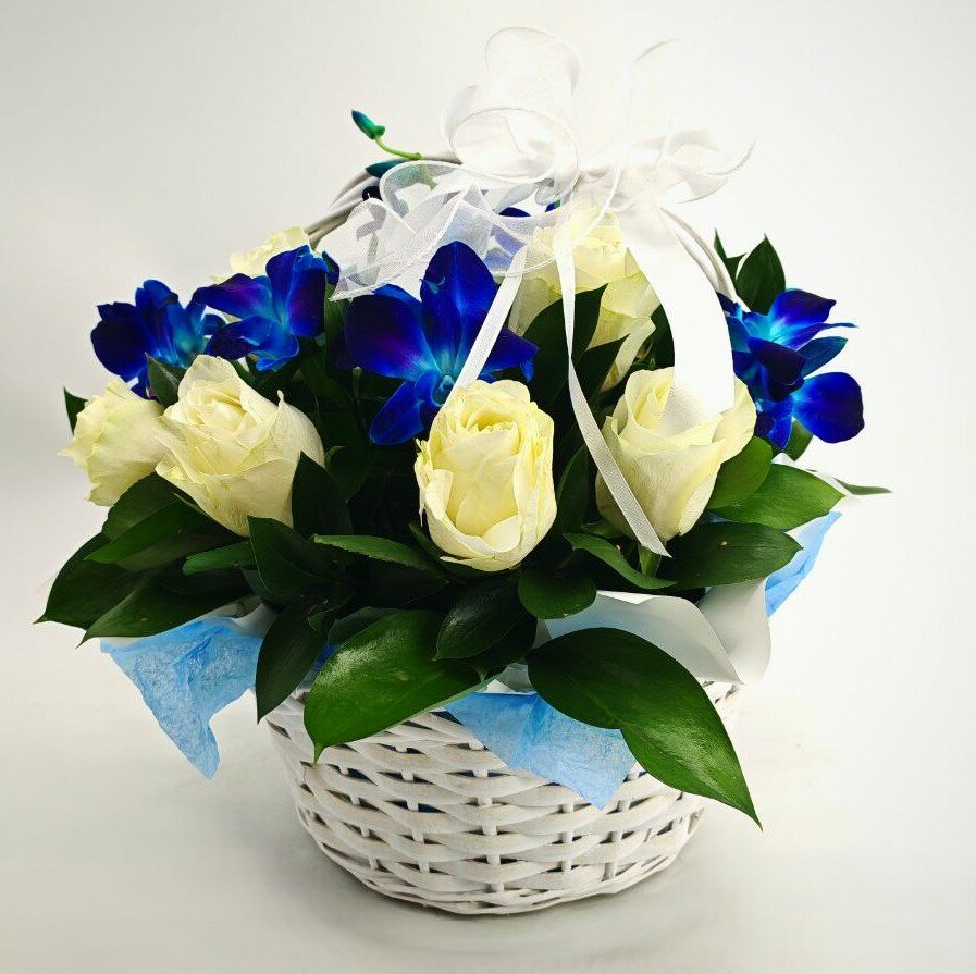 Корзина с цветами Кенийская роза и орхидея дендробиум. Букет из роз и орхидей